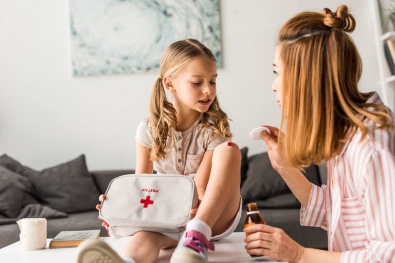 How to Use First Aid Kit for Minor & Major Injuries?